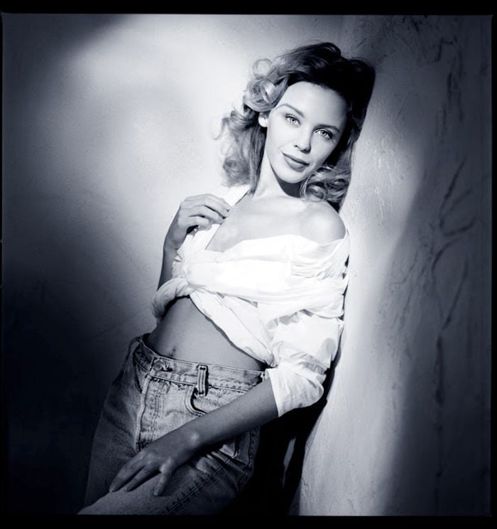 dreamy-vintage-black-and-white-photographs-of-a-young-kylie-minogue
