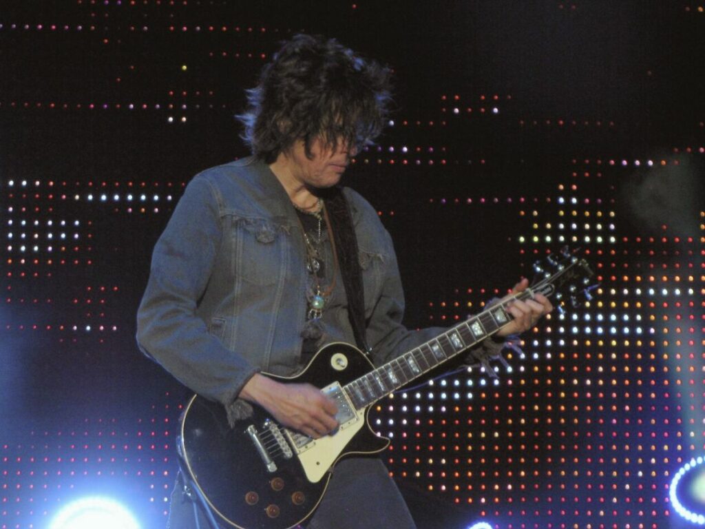 Stone Temple Pilots' Dean DeLeo arrested for domestic violence